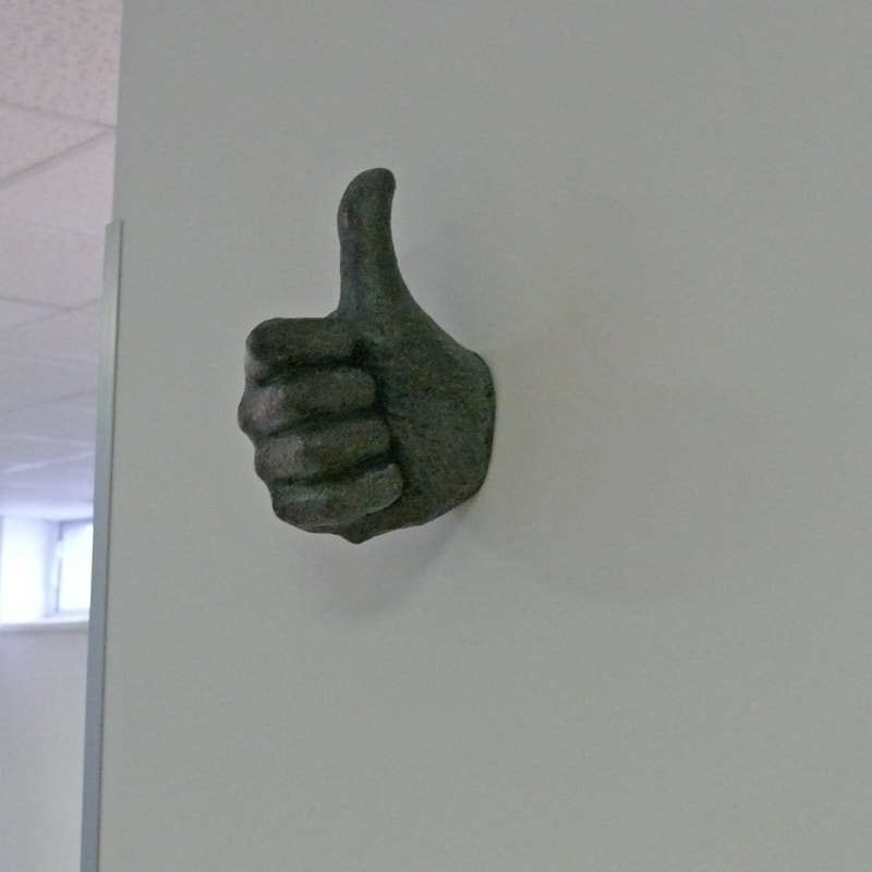 Nástěnný věšák Ruka palec nahoru, 16 cm | DESIGN DISCOUNT